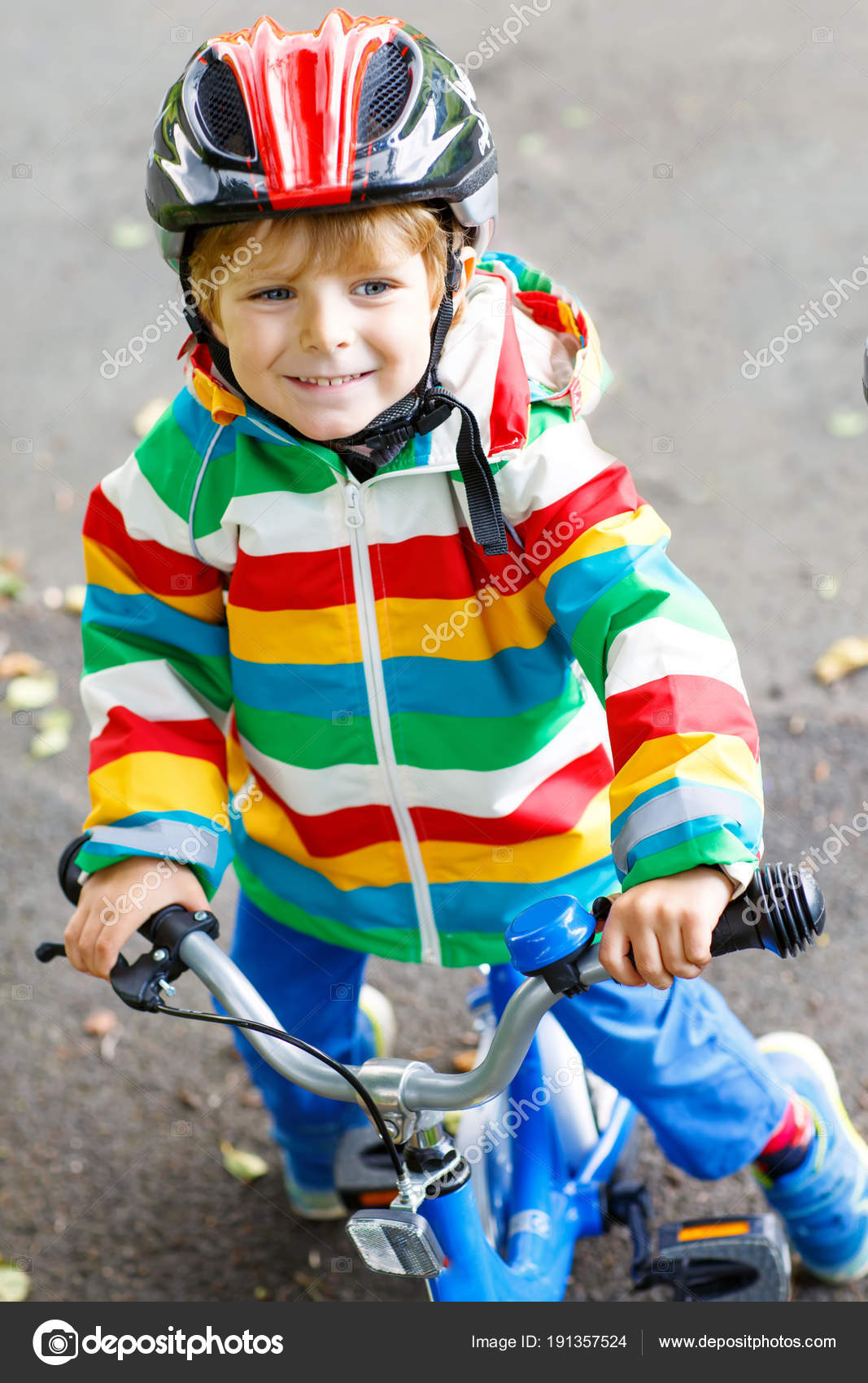 Pequeño niño lindo en bicicleta en verano o día autmn. Niño feliz ...