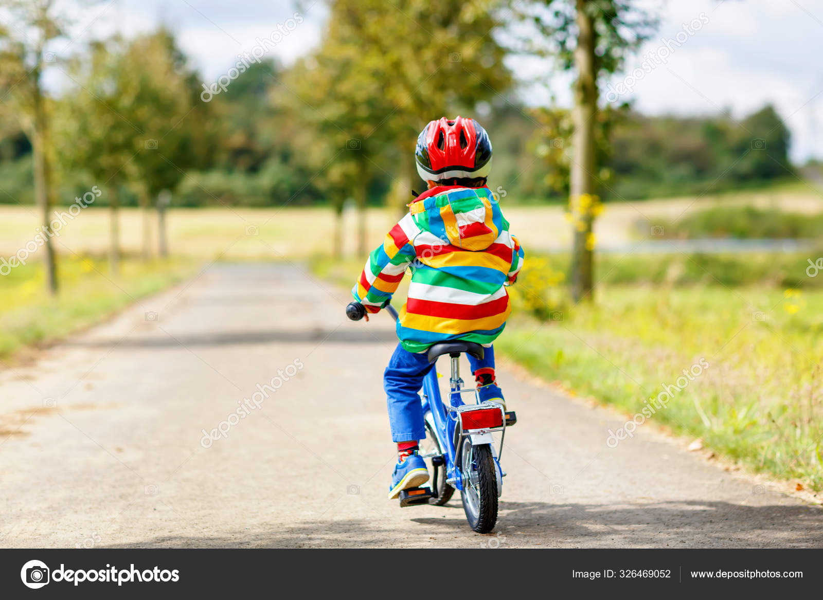 Pequeño niño lindo en bicicleta en verano o día autmn. Niño feliz ...