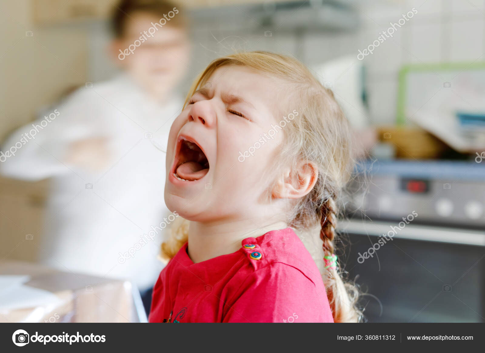 Lindo molesto infeliz niña llorando. Un niño emocionalmente enojado ... Lindo molesto infeliz niña llorando. Un niño emocionalmente enojado ...