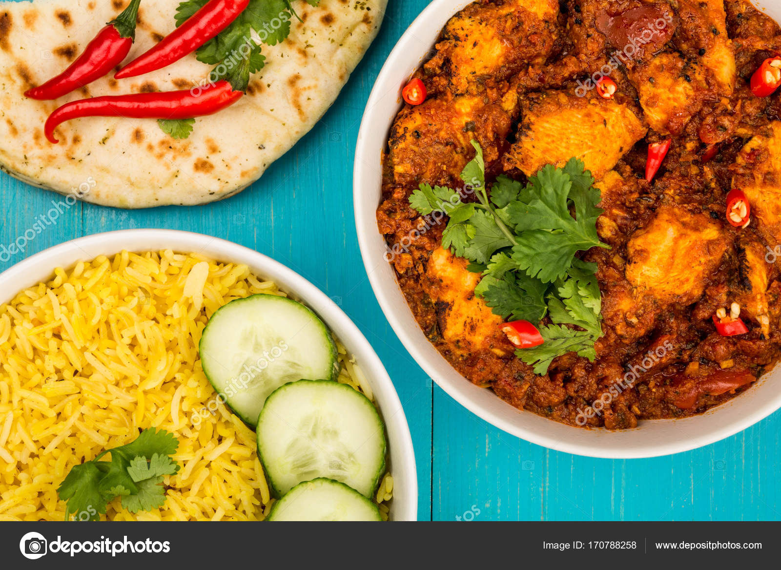 Indian Style Chicken Balti Curry With Naan Bread and Red Chilli — Stock ...