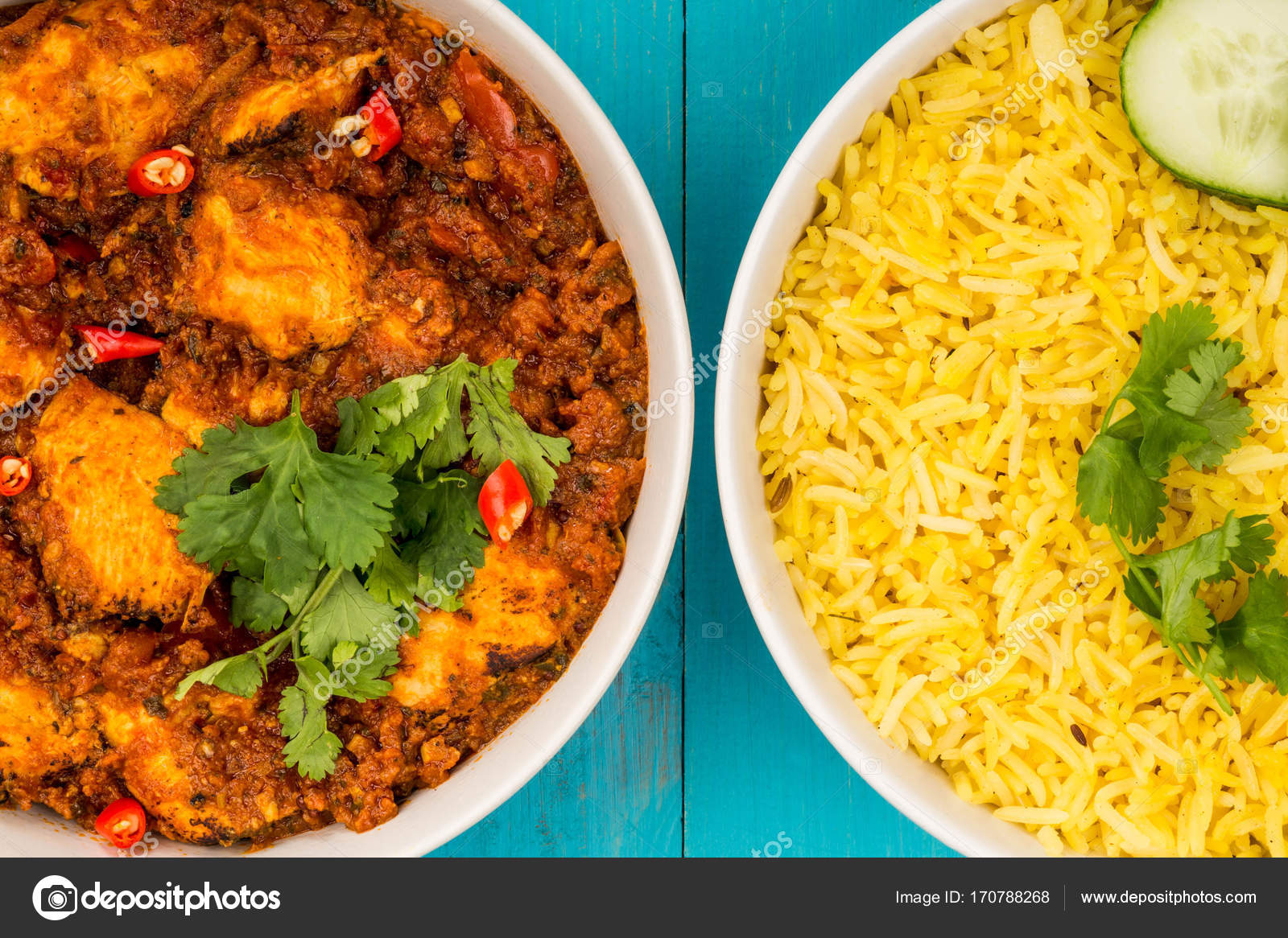 Indian Style Chicken Balti Curry With Naan Bread and Red Chilli — Stock ...