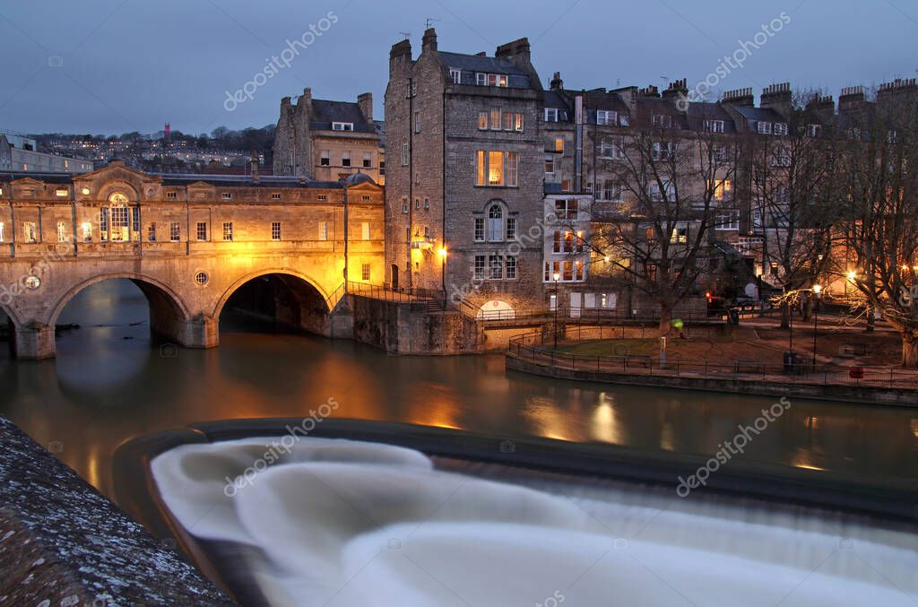 Fundada por los romanos, la ciudad medieval de Bath se encuentra en la ...