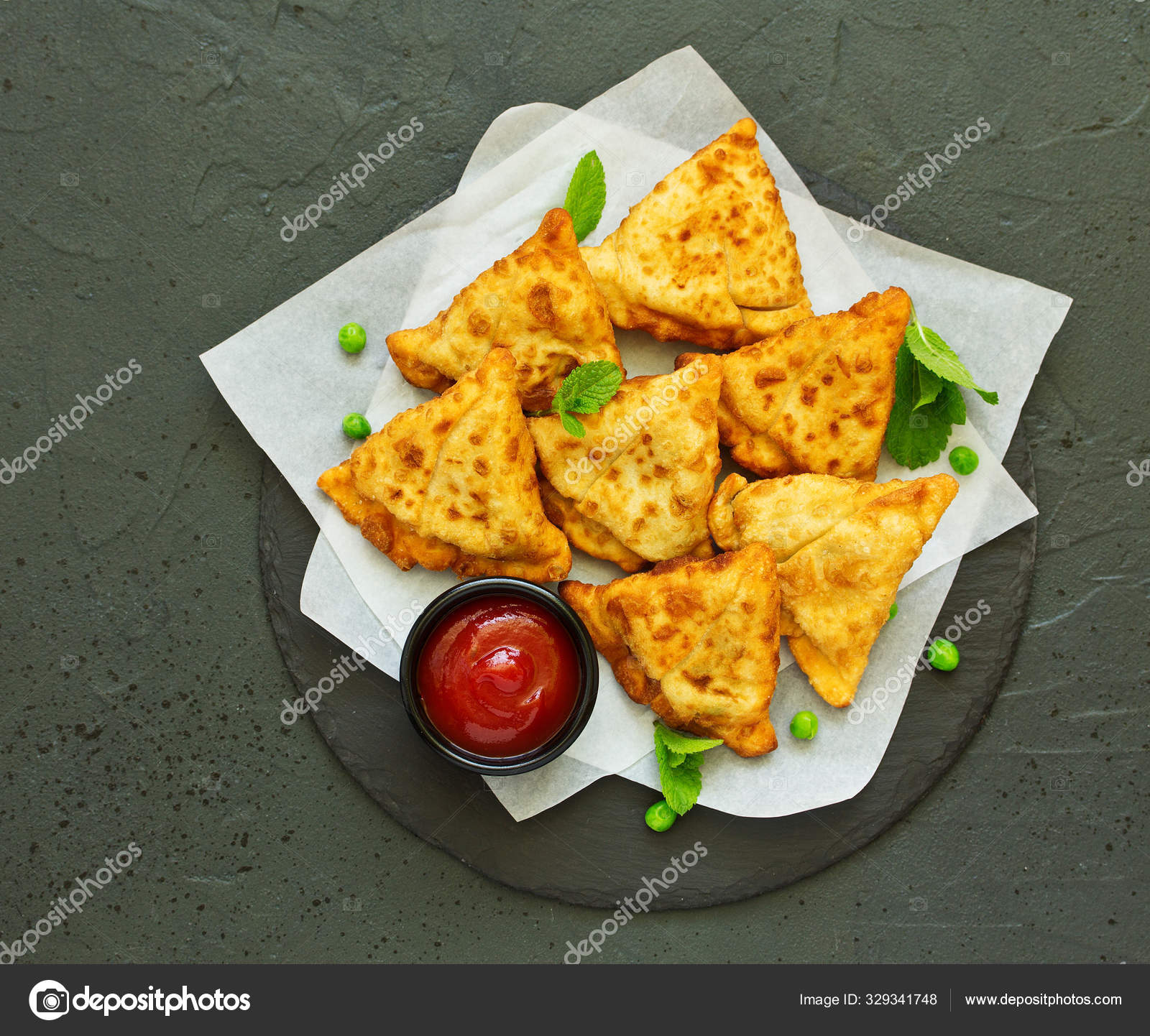 Asian Food Vegetarian Samsa Samosas Tomato Sauce — Stock Photo © ld1976 #329341748