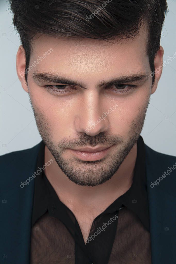 Músculo fuerte hermoso modelo masculino en traje azul formal con ...