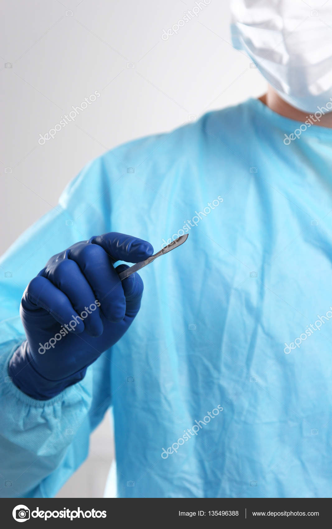 Man surgeon holds a scalpel in an operating room — Stock Photo © vicby ...