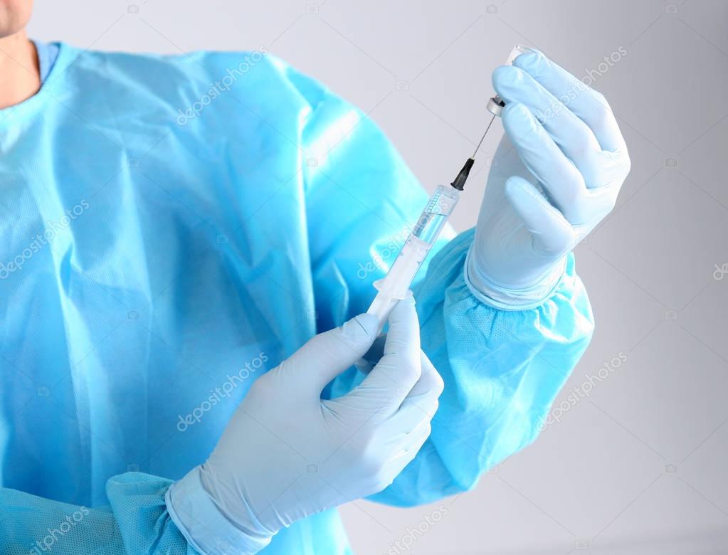 Jeringa, inyección médica en la mano, la palma o los dedos. Medicina ...