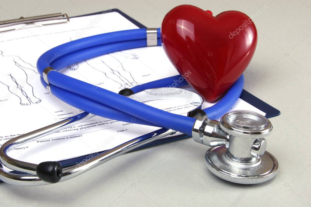 Receta RX, Corazón rojo, pilas surtidas y un estetoscopio sobre fondo ...