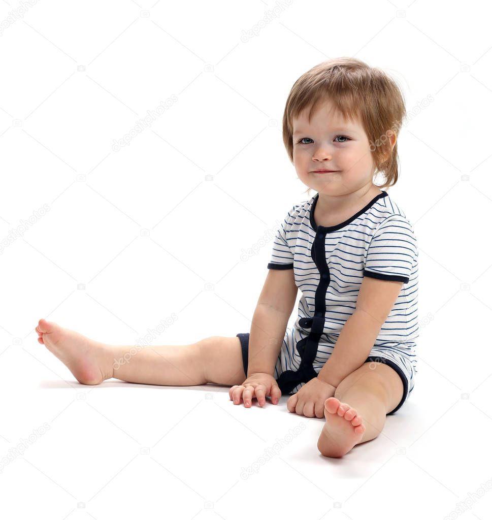 Hermoso bebé 1.5 años sentado y mirando. Aislado sobre un fondo blanco ...