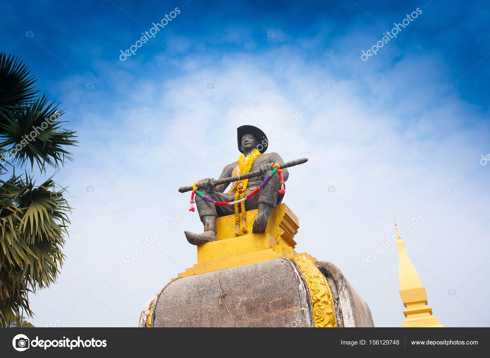 Statue of the King Chao Anouvong, the last monarch of the Lao K — Stock ...