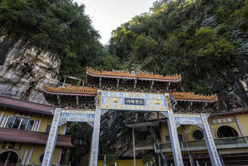 Arquitectura de la Enterance Principal de Sam Poh Tong, Ipoh, Malasia ...