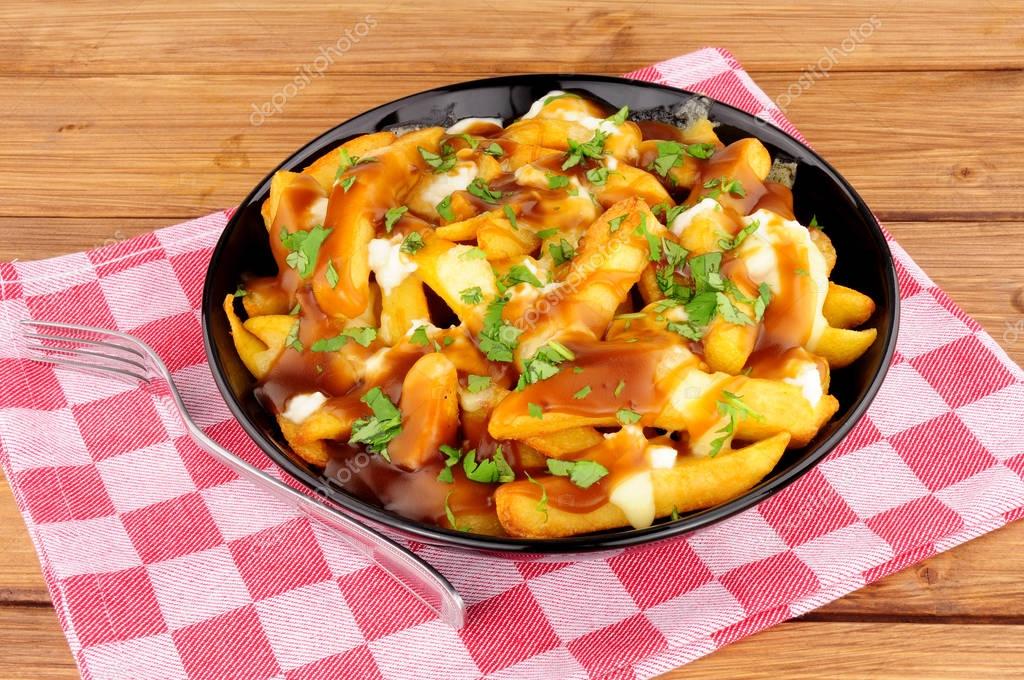 Comida tradicional de poutine canadiense 2023
