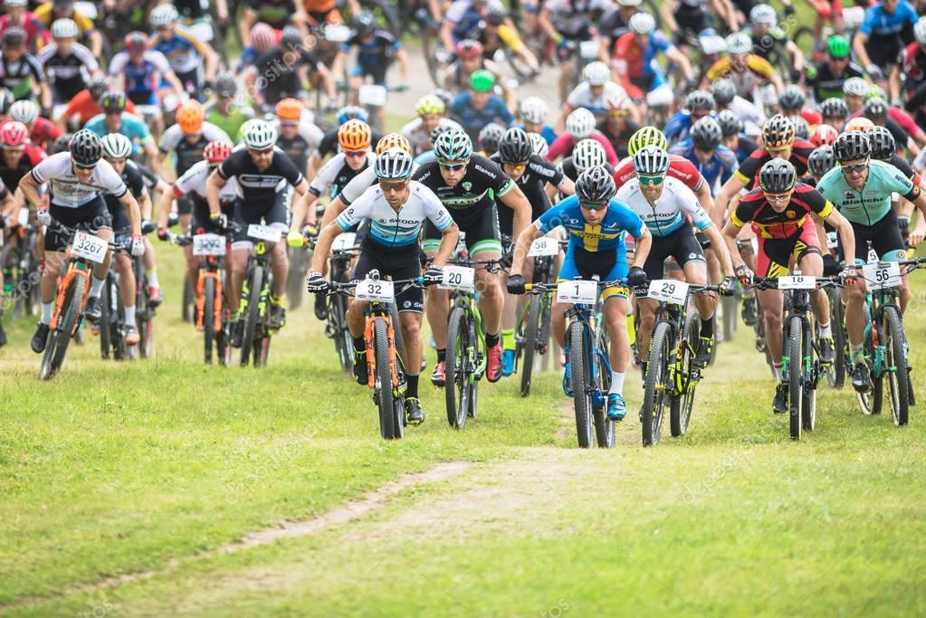Inicio de la clase elite masculina en el evento de mountain bike Lida Loo 2023