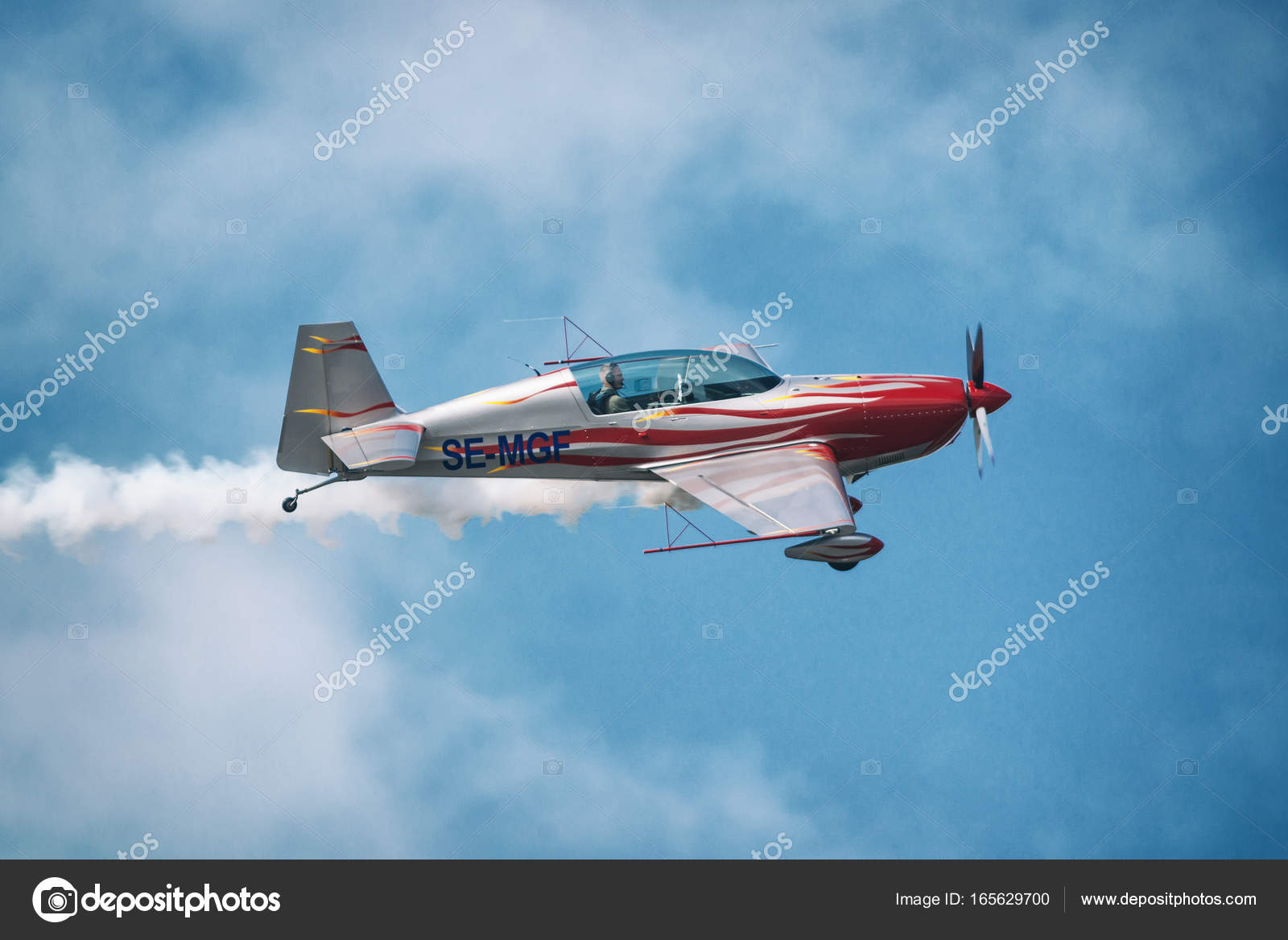 Aerobatic show with a Extra 300 in the airshow at Orebro airport ...