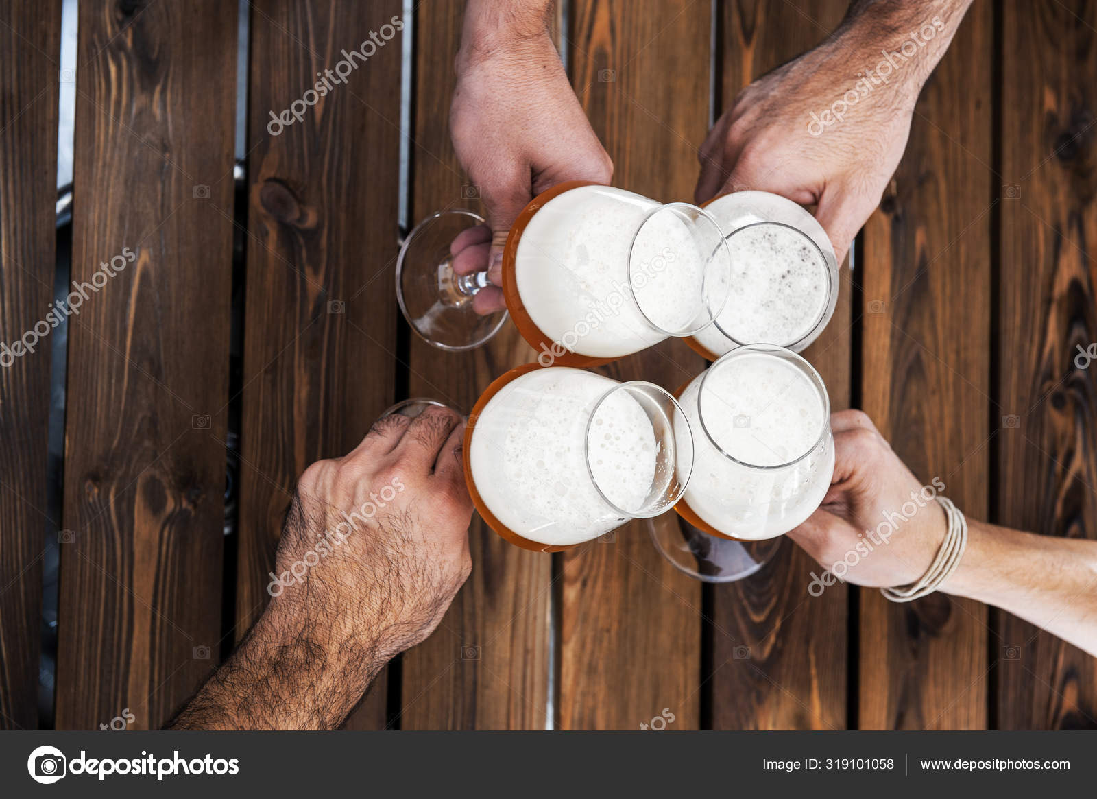 Vista Superior Cuatro Manos Con Cervezas Animando Divirtiéndose Juntos ...