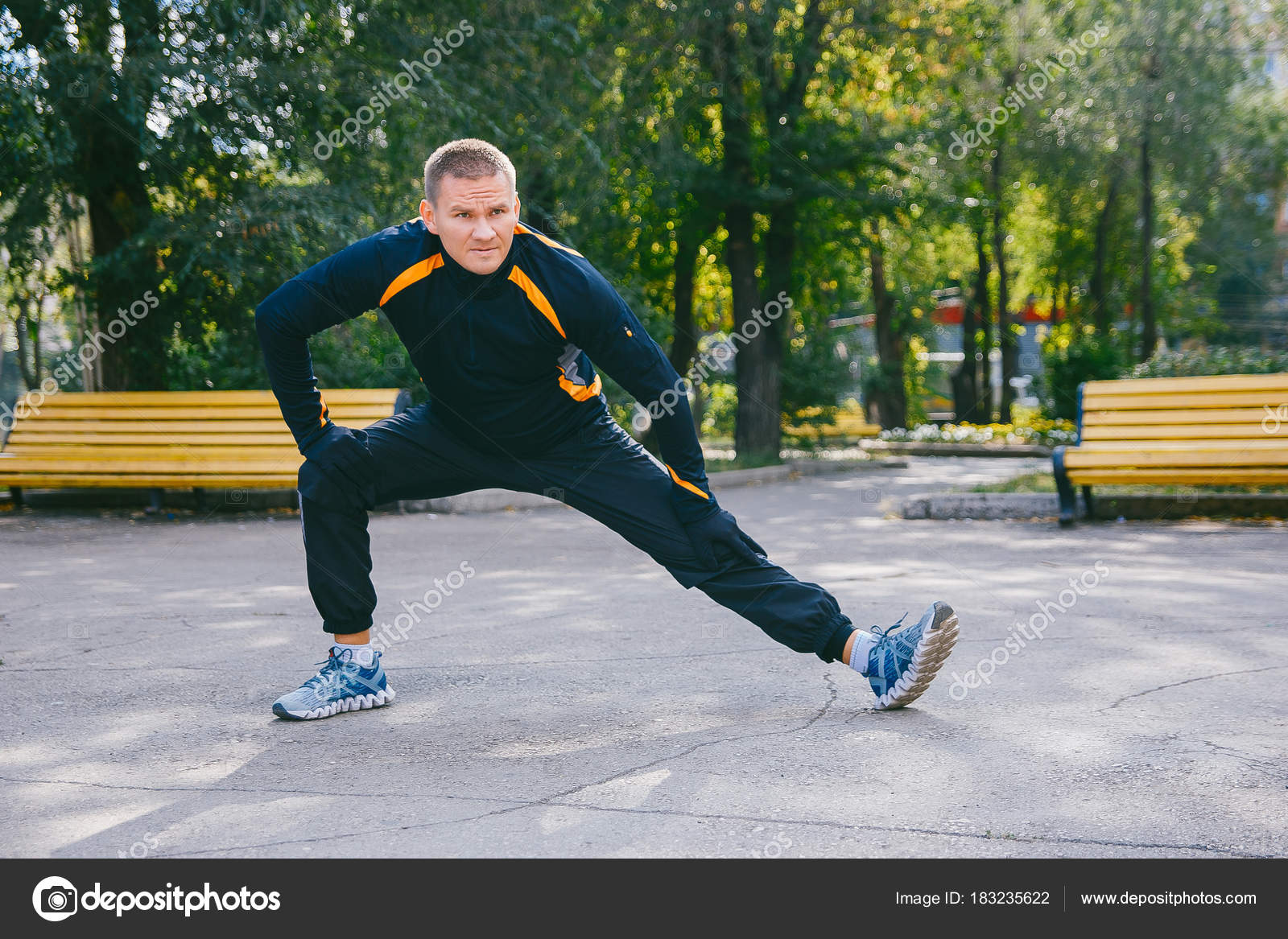 Man doing warm-up in the Park. Healthy lifestyle — Stock Photo ...