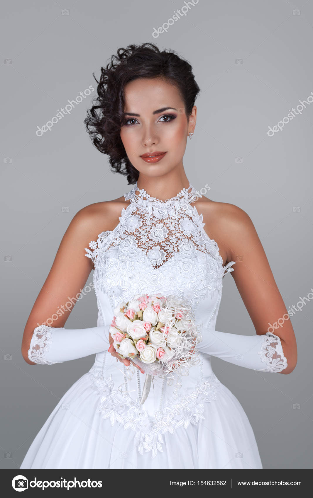 Beautiful bride portrait — Stock Photo © Ipolstock #154632562