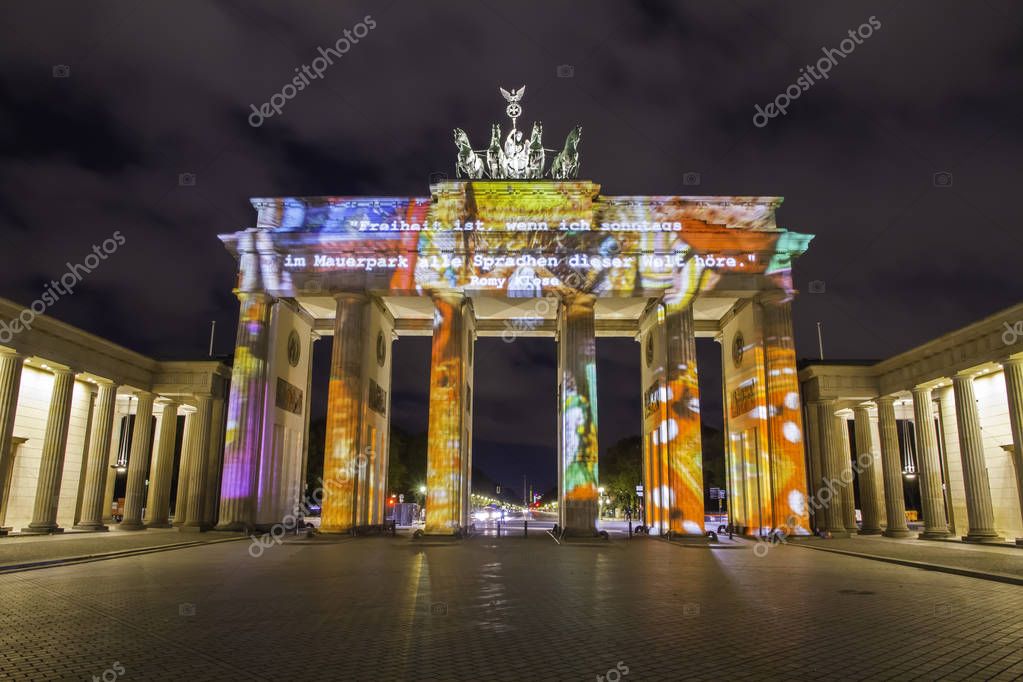 Berl n Puerta de Brandenburgo (Brandenburger Tor) mapeo 3D bellamente iluminado al atardecer 2024