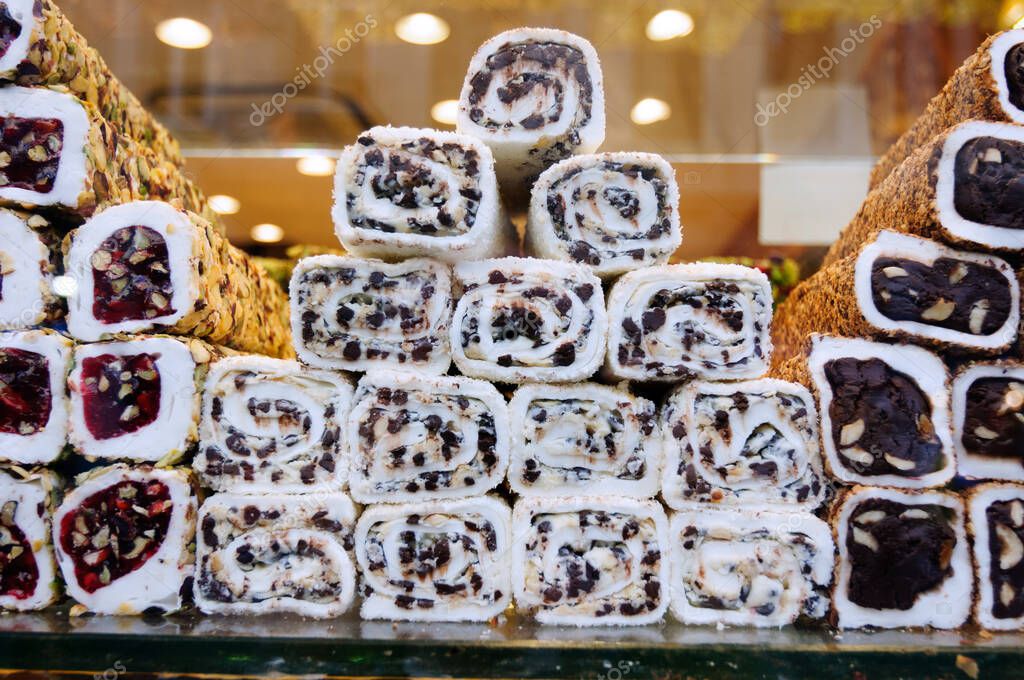 Dulces turcos tradicionales lukum en forma de rollos. 2024