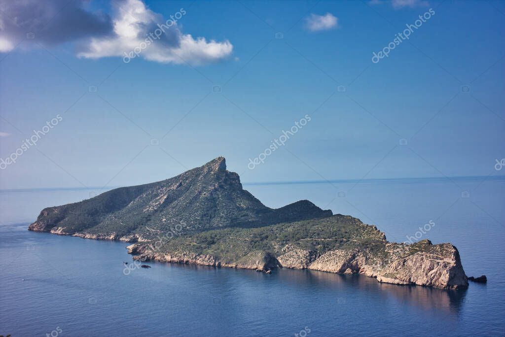 vista desde la pequeña isla en el mar mediterráneo, grandes e ...