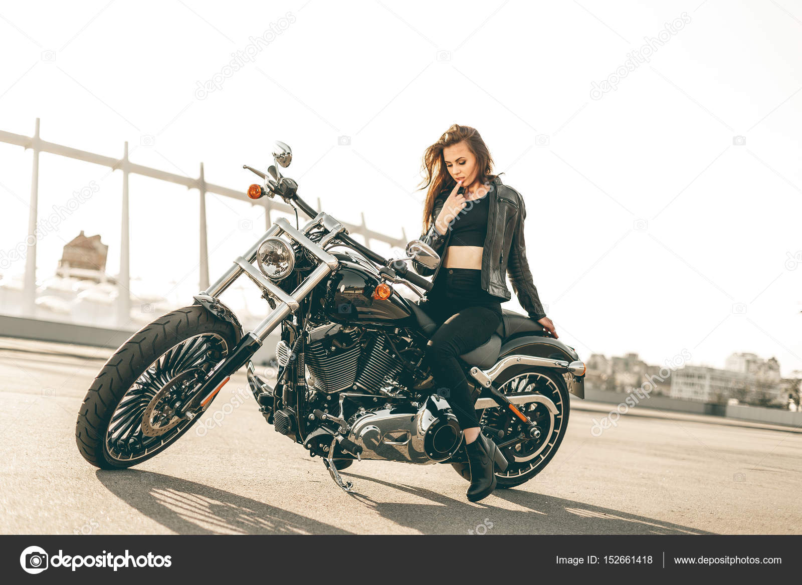 Chica en una motocicleta — Foto de stock #152661418 © ivanriver