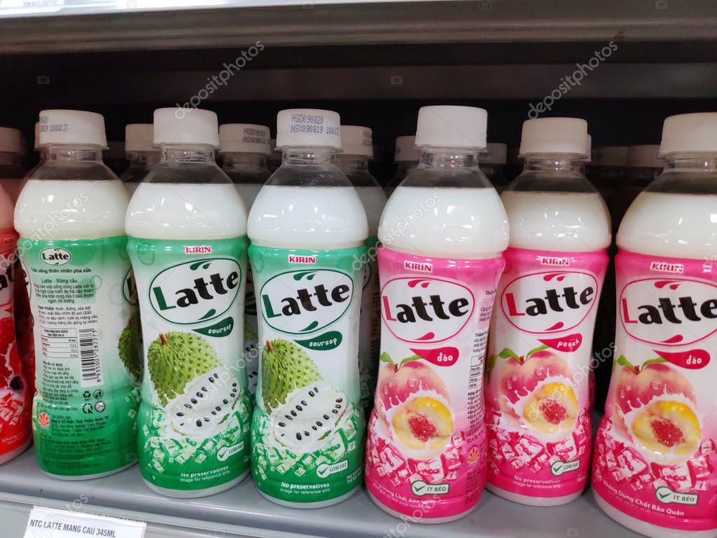 Jugos de frutas botellas en el estante del supermercado. Bebidas ...