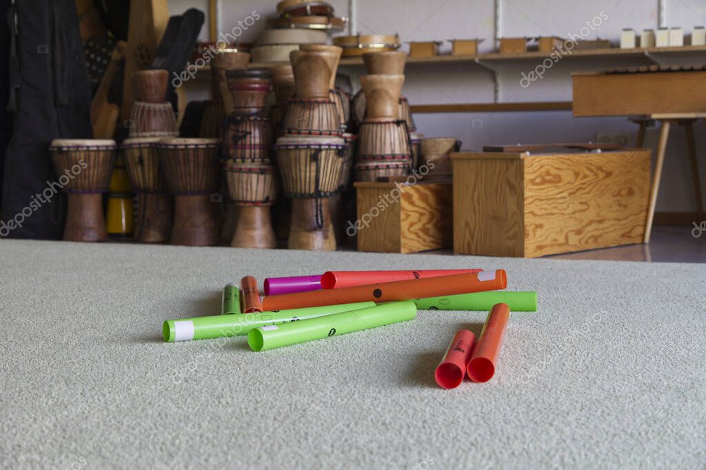 diversos instrumentos de percusión y ritmo en una sala de clases 2022