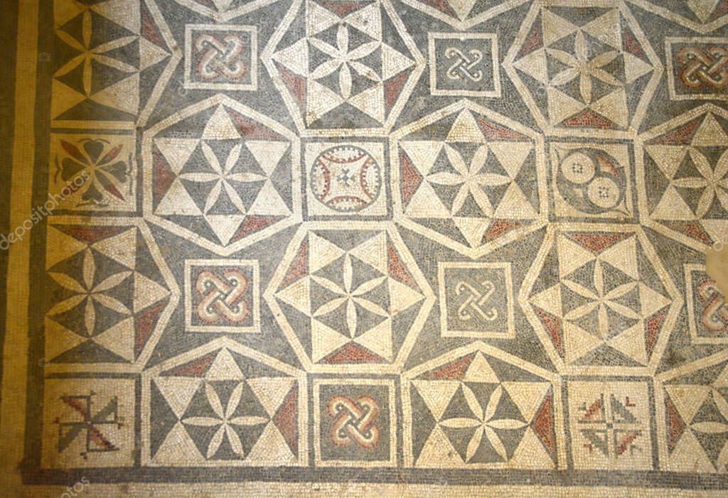 Antiguo piso de mosaico romano. Diseño complejo con varios diseños ...