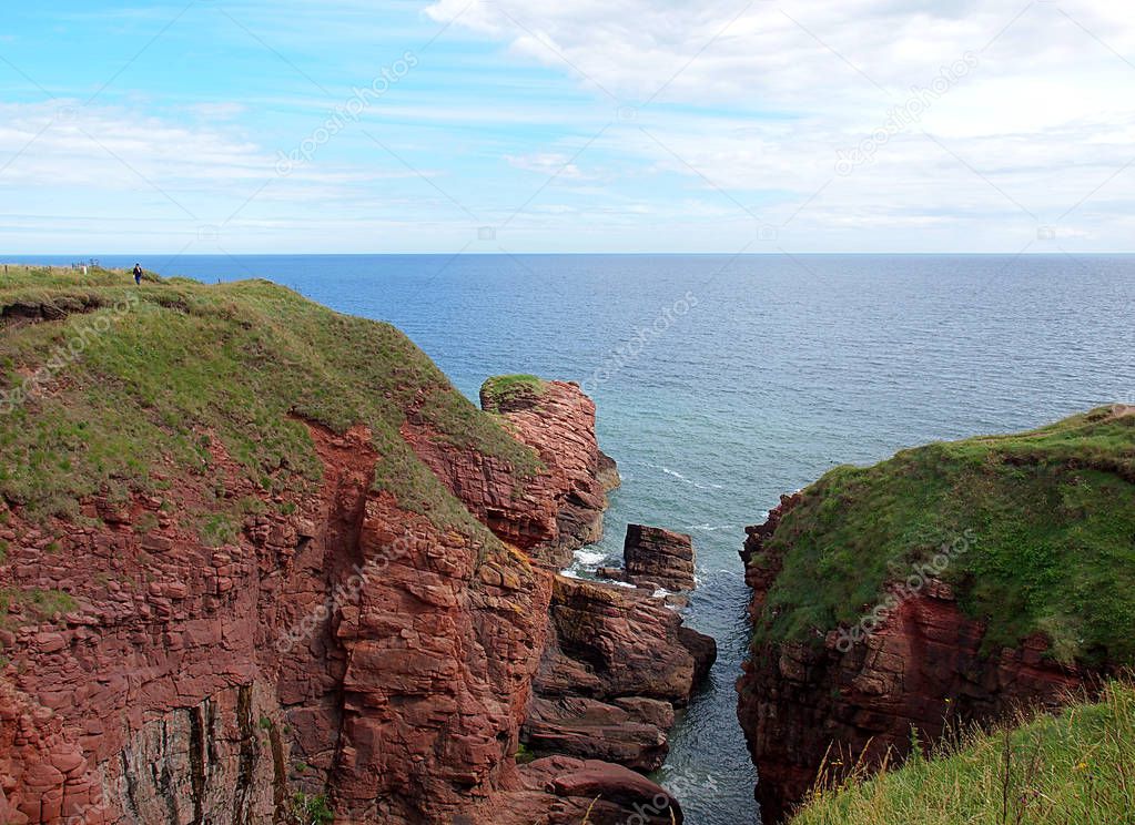 Bahía en los acantilados de Arbroaht. Arbroath, Escocia - 30 de julio de 2017 Una pequeña bahía ...