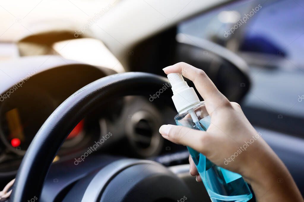 Mano Del Conductor Es Pulverización De Alcohol Spray Desinfectante En El Coche Seguridad