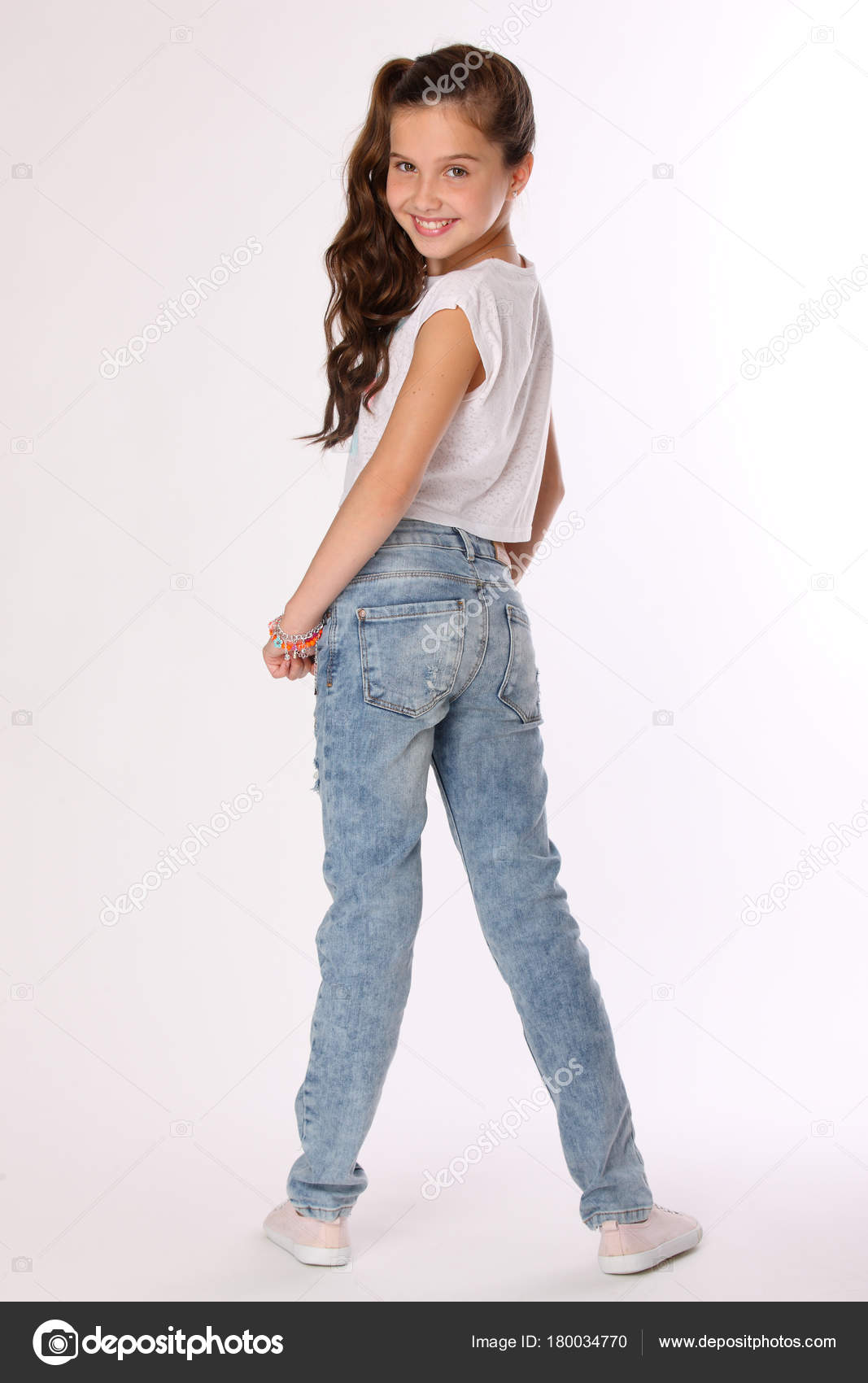 Jolie Belle Brune Heureuse Jeune Adolescente Jean Bleu Ladorable