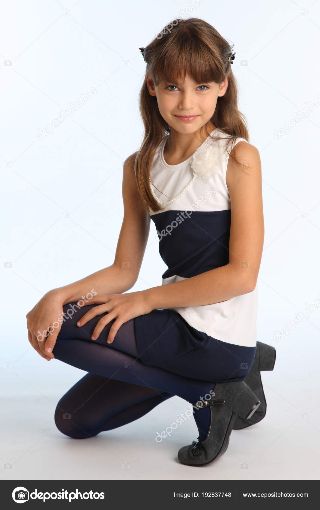 Mince Belle Fille Dans Une Robe Rayée Assis Sur Son Image Libre De