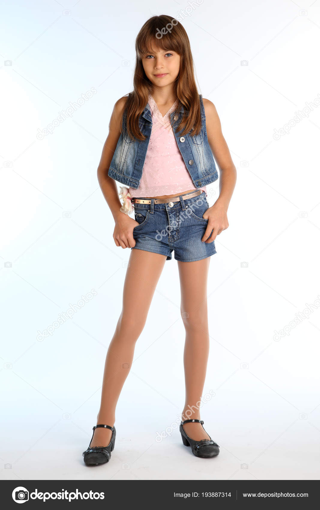 Hermosa Chica Pantalones Cortos Mezclilla Está Pie Toda Longitud
