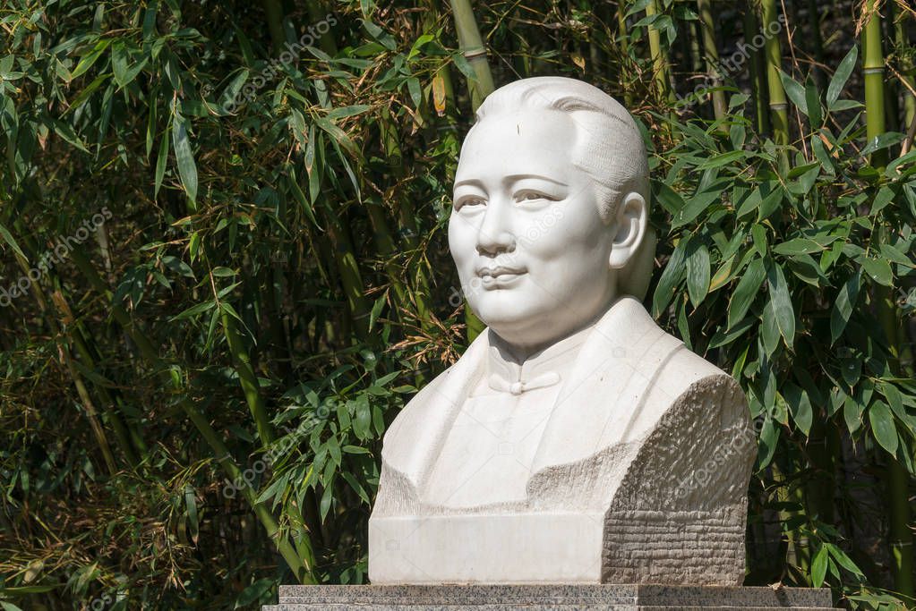 BEIJING, CHINA - 19 de octubre de 2015: Estatua de Song Ching Ling en ...