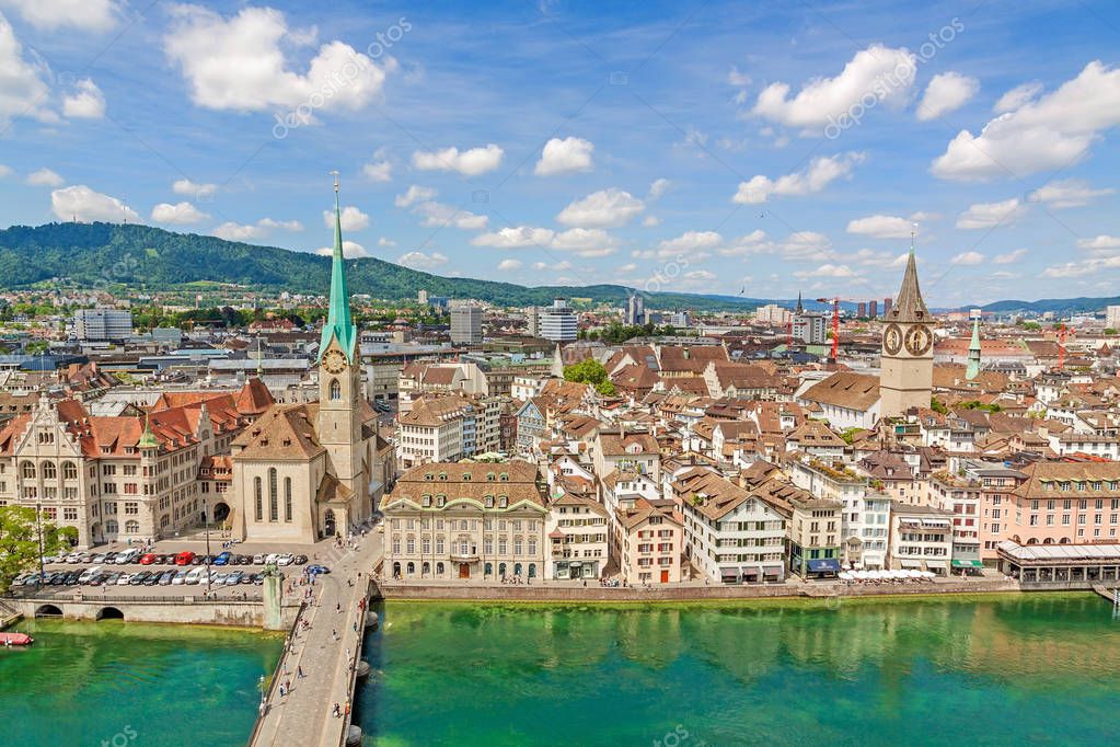 Minster Fraumunster y la iglesia de San Pedro con el centro de la ciudad de Zurich, Suiza ...