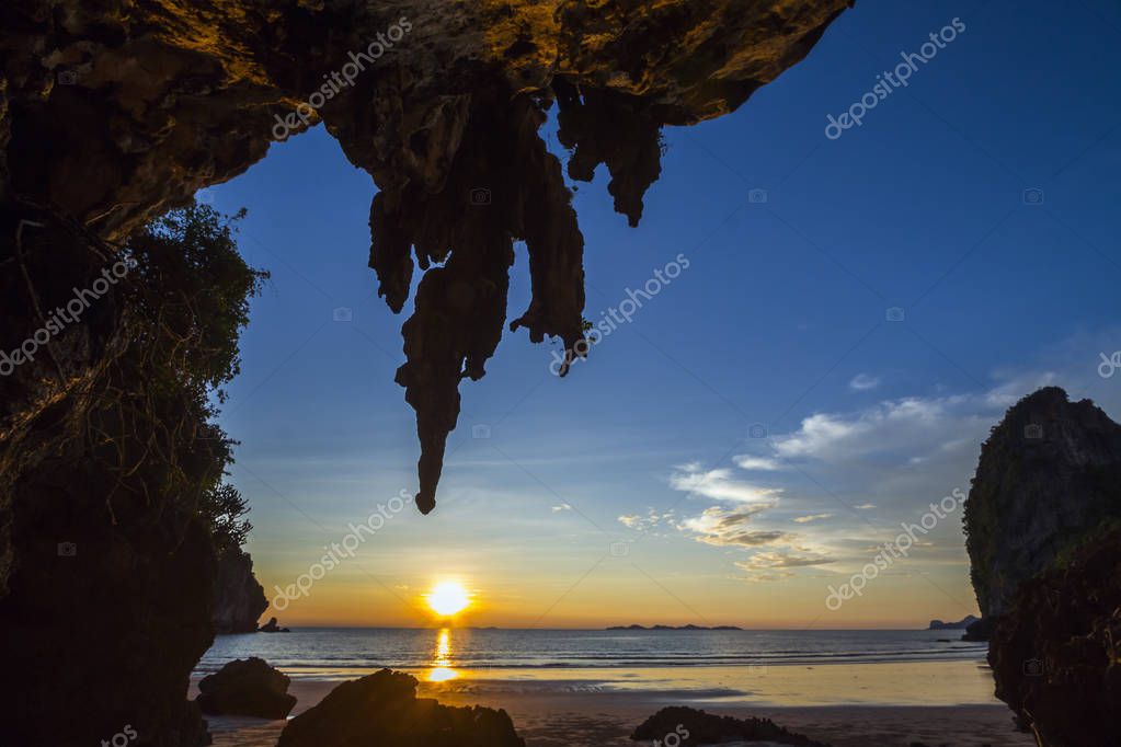 Puesta de sol en el parque nacional Hat Chao Mai, Tailandia 2023