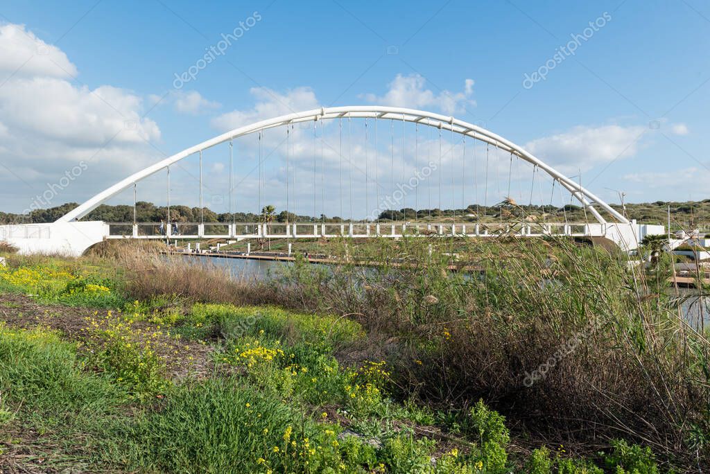 El puente de cuerdas en el parque acuático del arroyo Hadera con la ...
