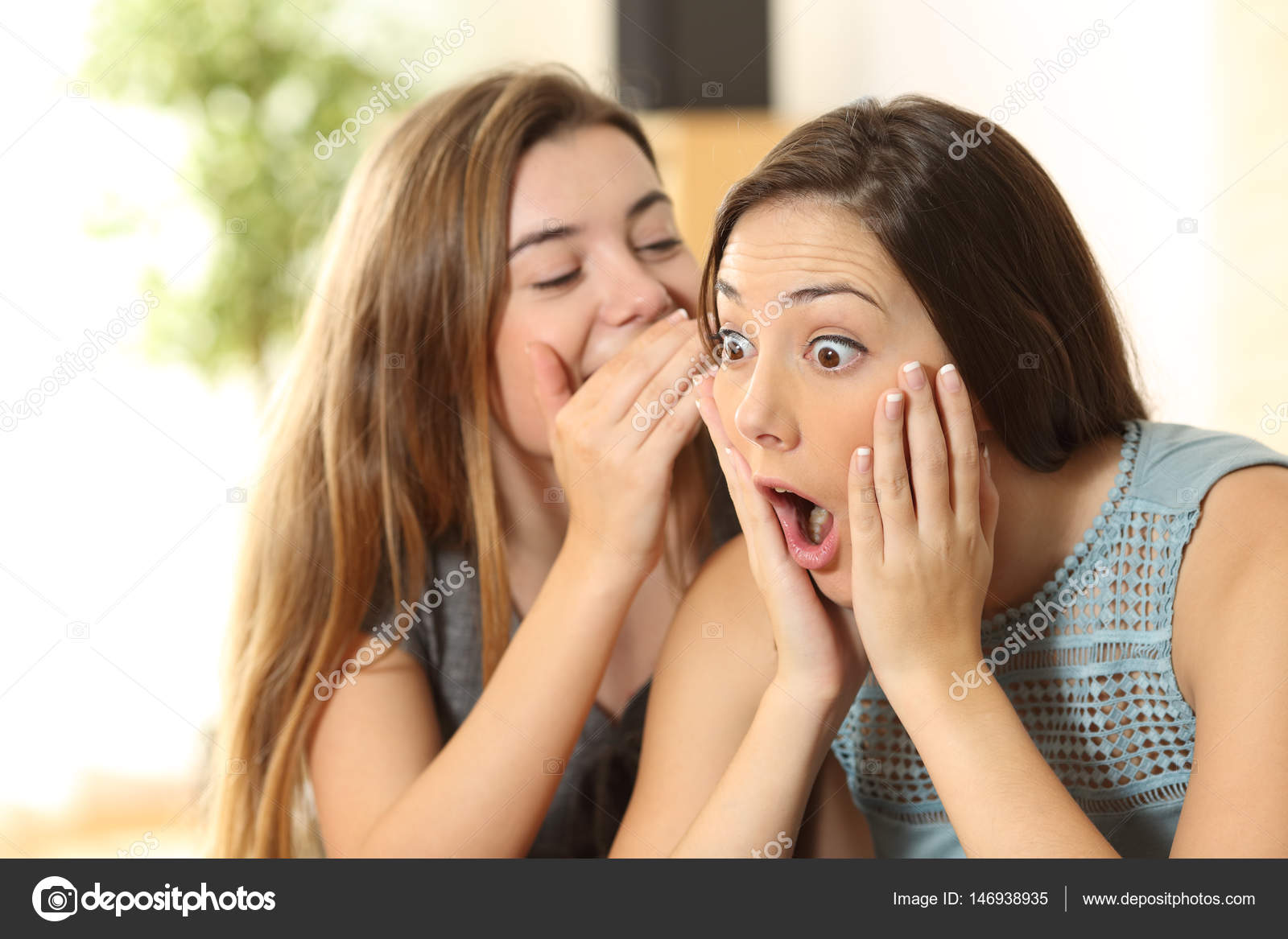 Amigos Adolescentes Contándose Secretos 28 Mil Resultados De