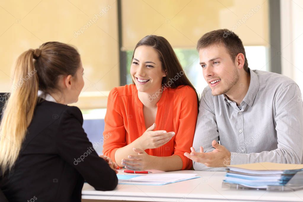 Clientes felices hablando con el oficinista 2024