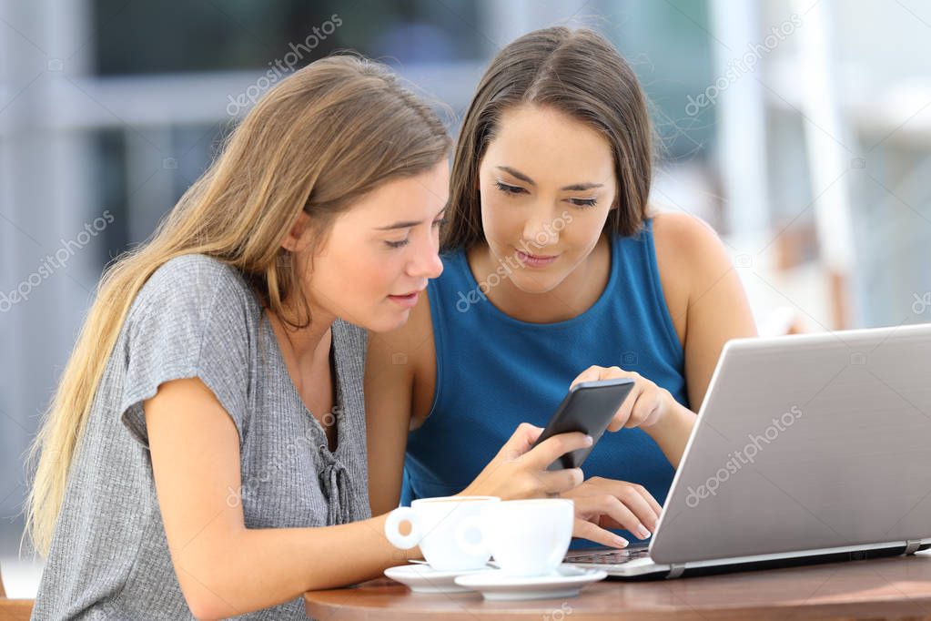Two friends sharing on line information in a phone — Stock Photo ...