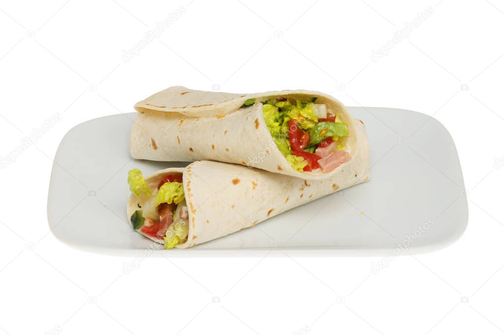 Dos envolturas de tocino, lechuga y tomate en un plato aislado contra ...