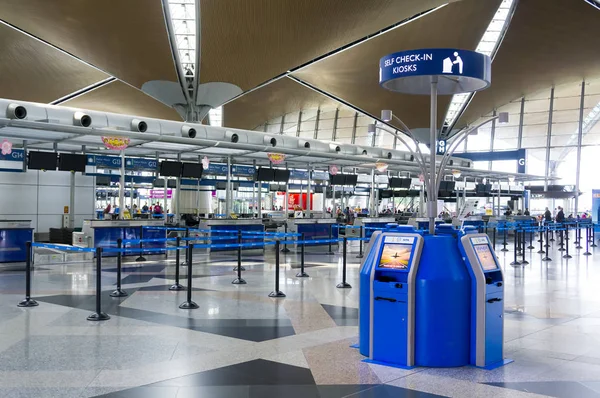 Check in counter Pictures, Check in counter Stock Photos & Images ...