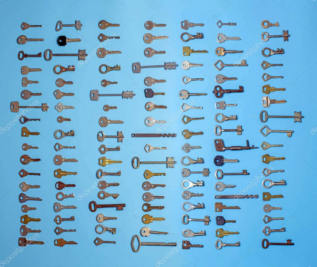 Llaves colocadas sobre fondo azul. Cerradura de puerta llaves y cajas ...