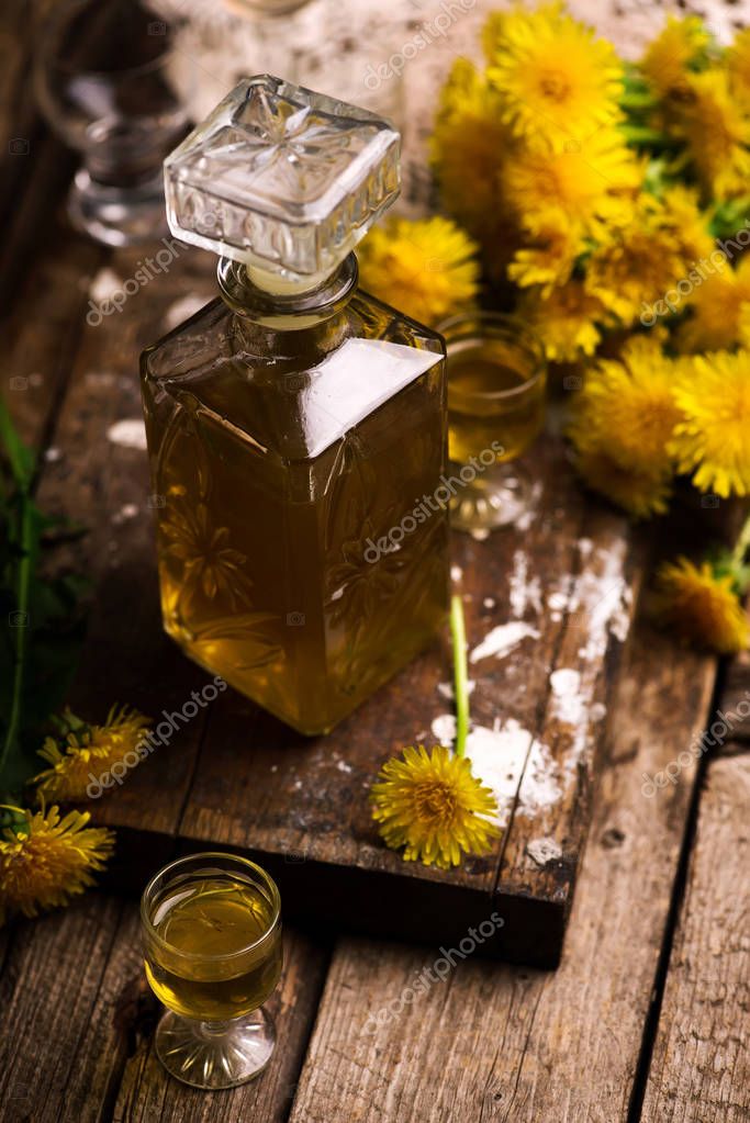 Diente de león Cordial en botella de vidrio .style vintage 2024