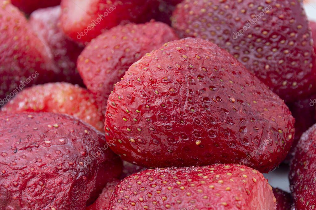 Un primer plano de fresas congeladas. Fresas descongeladas después de ...