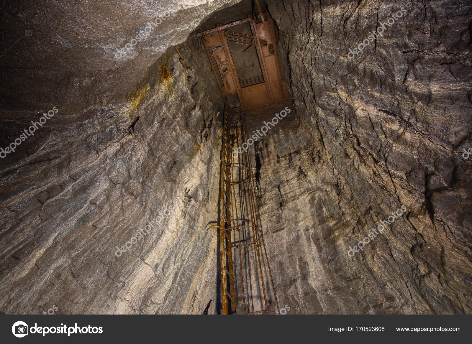 Mine souterraine dans les montagnes — Photographie mishainik © #170523608