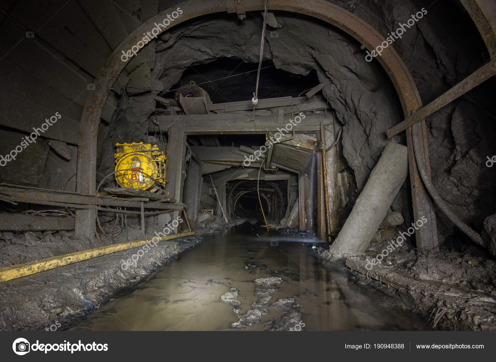 Underground Abandoned Ore Mine Shaft Tunnel Gallery Timbering — Stock ...