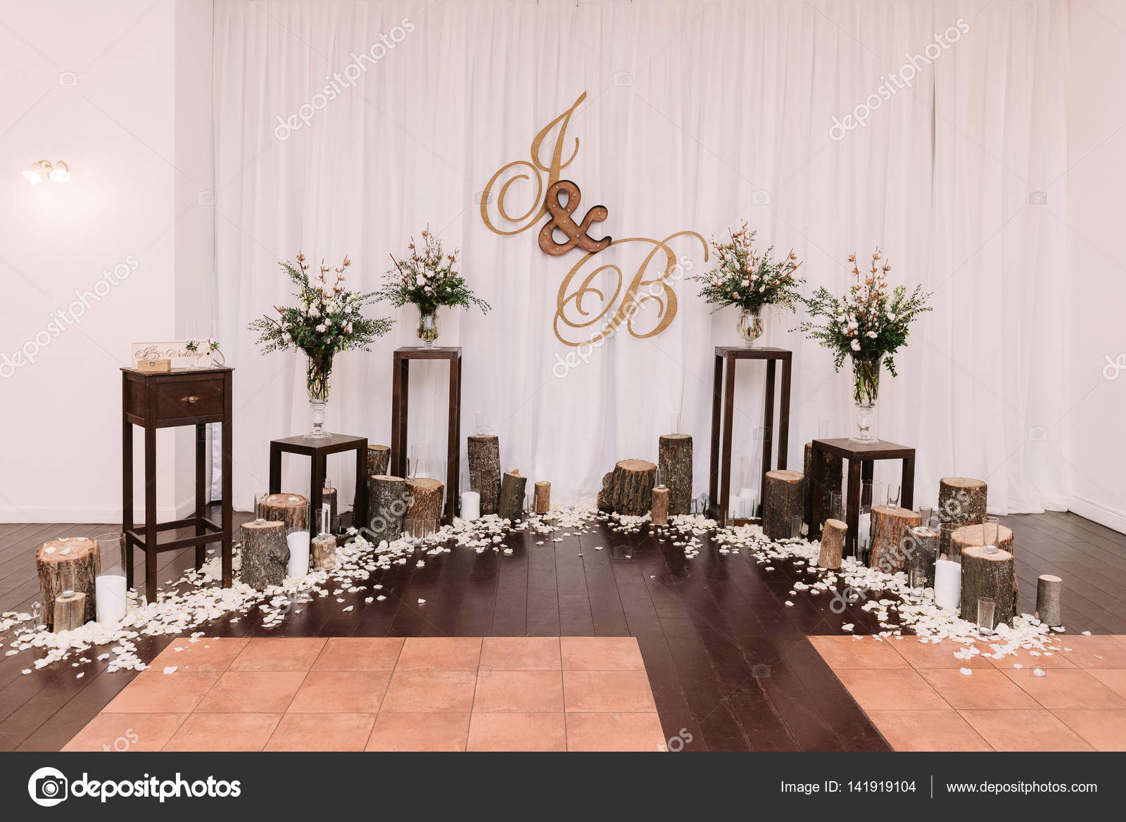 Beautiful unusual wedding decor — Stock Photo © olgaburtseva #141919104
