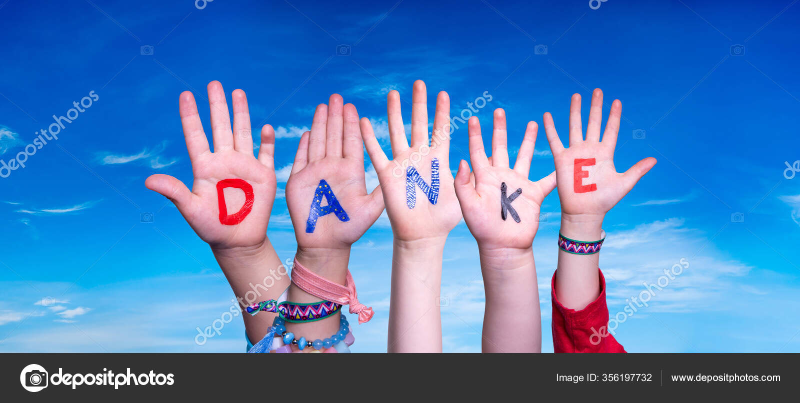 Kinderhände bauen Wort Danke, blauer Himmel - Stockfotografie ...