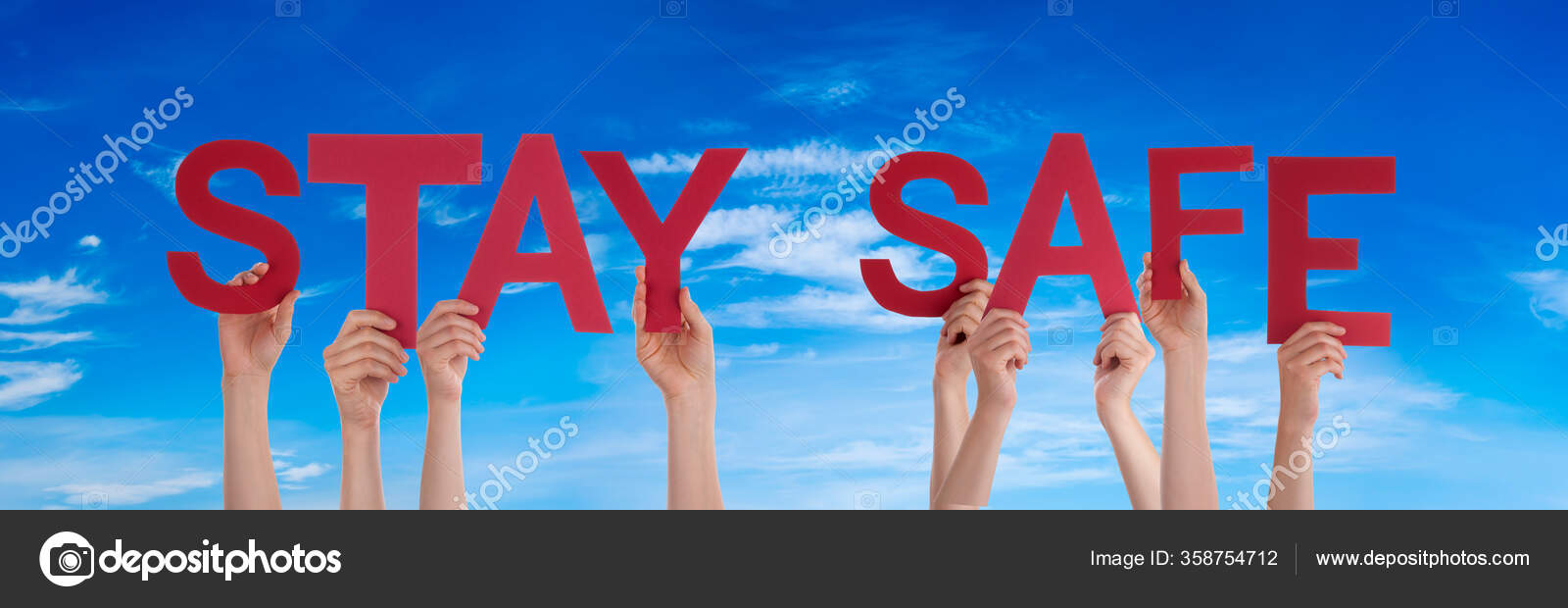 La gente sostiene la palabra Mantente a salvo, cielo azul: fotografía ...