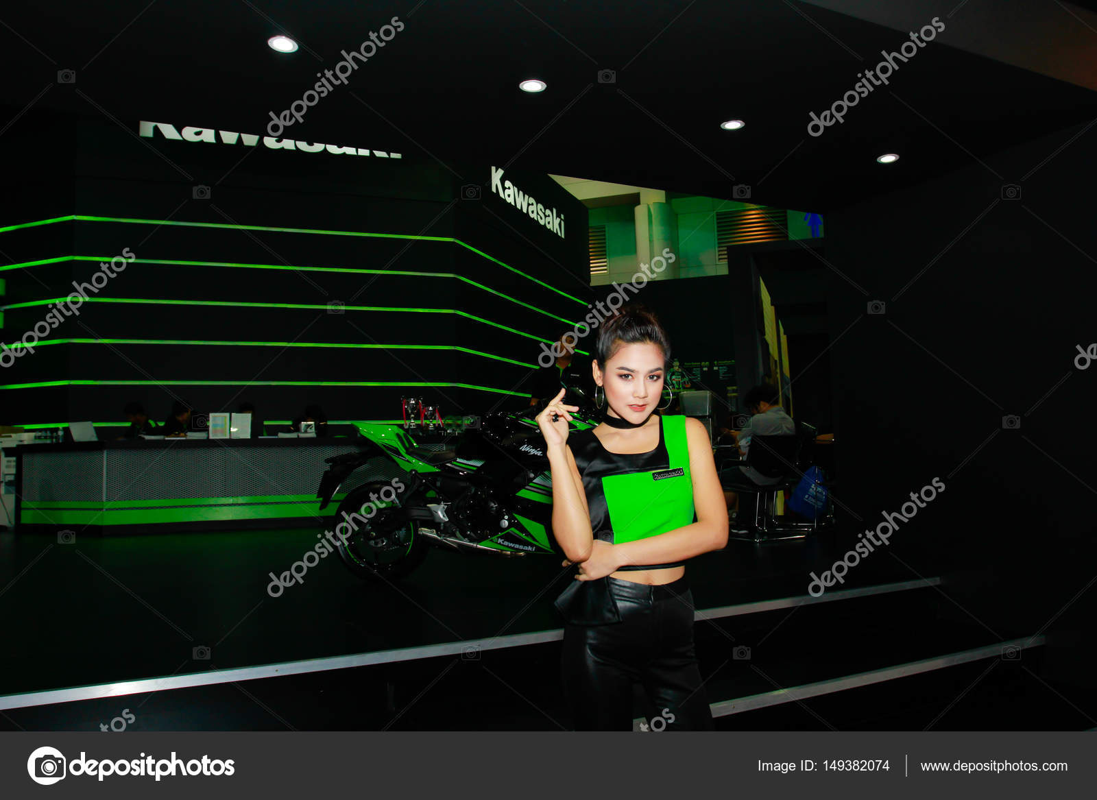 An Unidentified female presenter pose in Bangkok International Motor ...